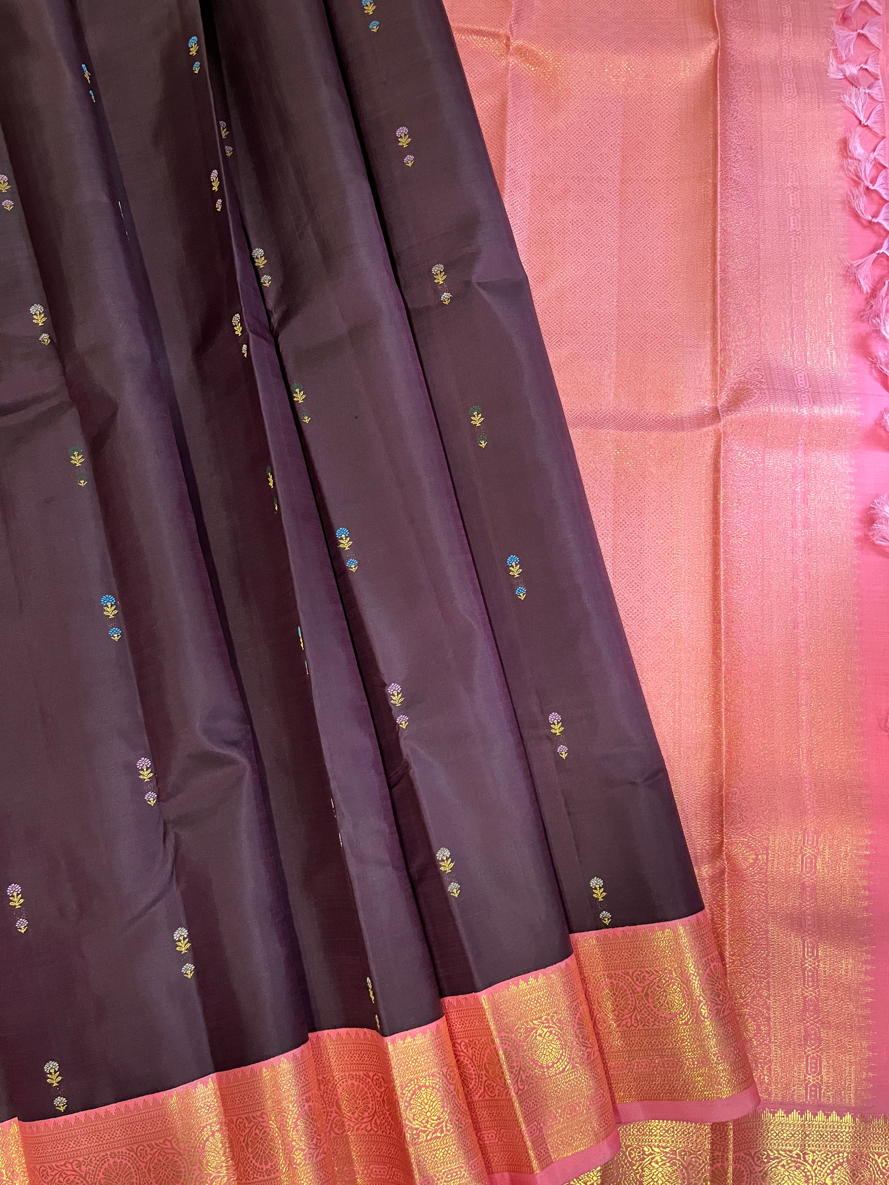 Korvai border with kodi visiri design on salmon pink background Kanjiv ...
